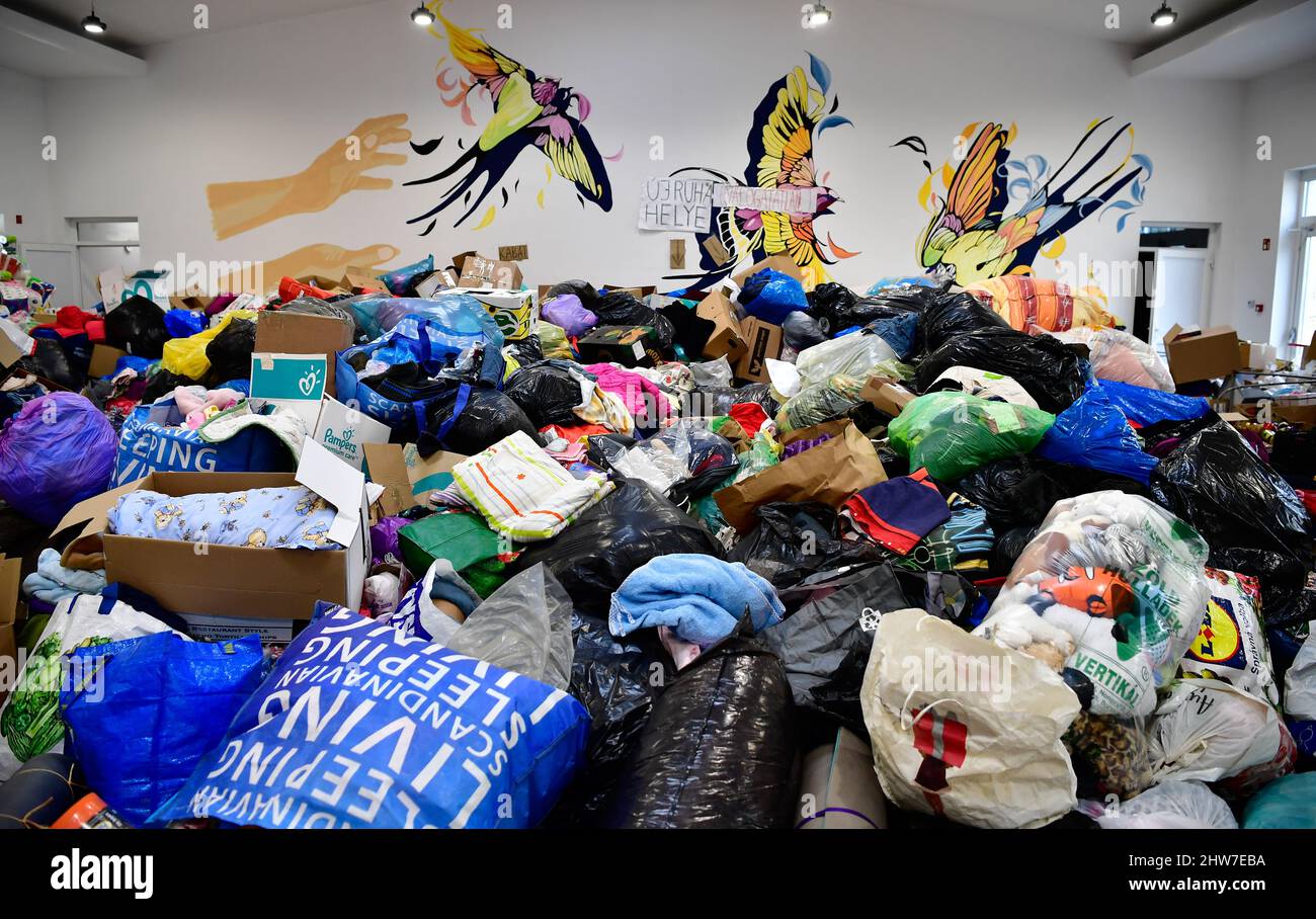 Tiszabecs, Hungary. 04th Mar, 2022. Donations in kind for people who ...