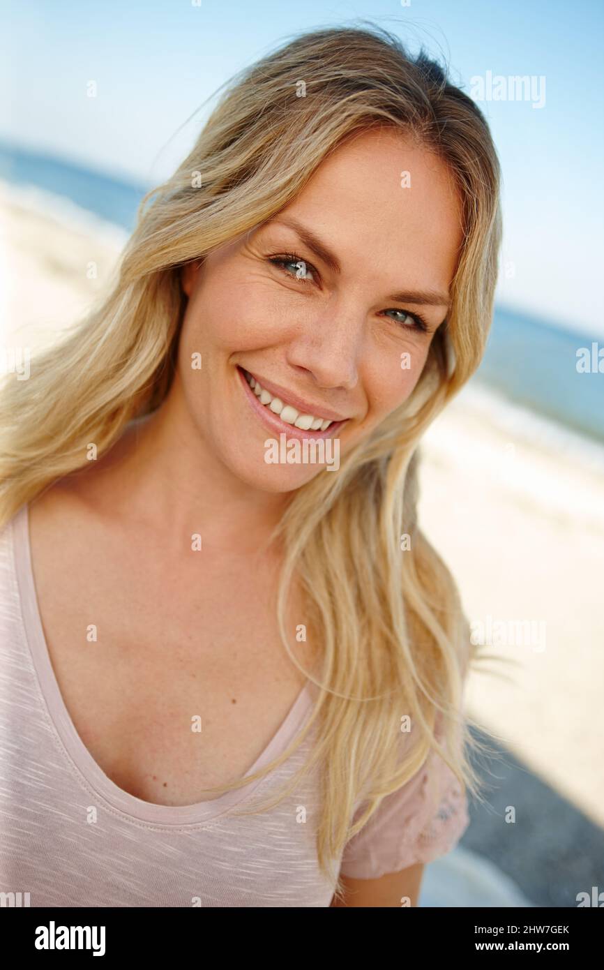 Head and shoulders woman beach hi-res stock photography and images - Alamy