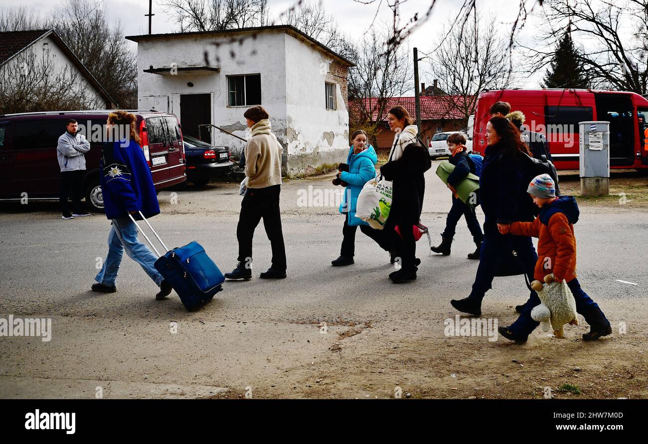 Tiszabecs, Hungary. 04th Mar, 2022. People who fled war and Russian ...