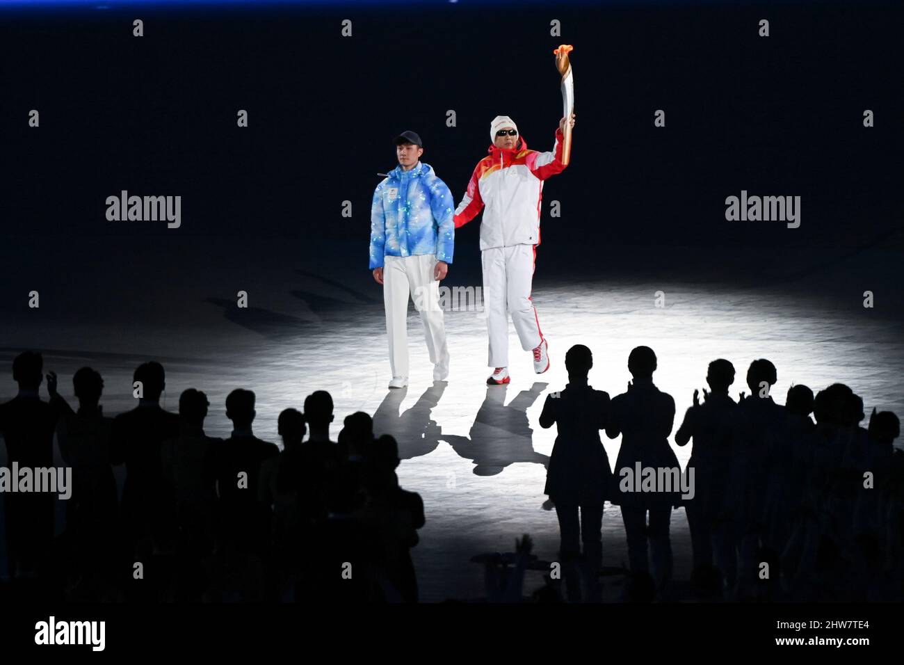 Beijing, China. 4th Mar, 2022. Torchbearer Li Duan (R) shows the ...