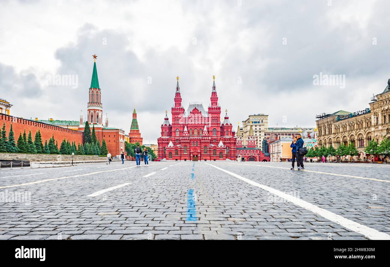 People in red square moscow 2021 hi-res stock photography and images ...