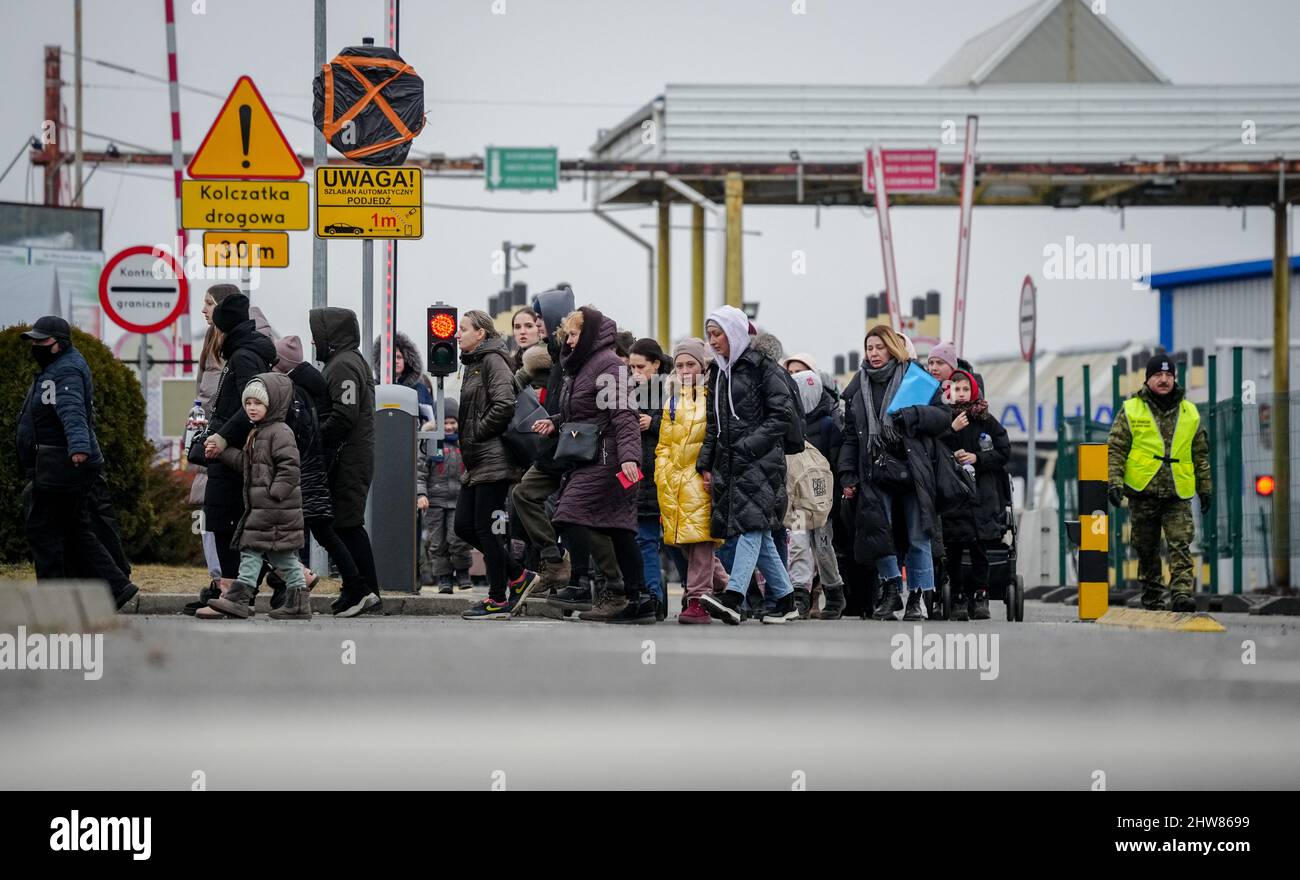 Korczowa, Poland. 04th Mar, 2022. Refugees cross the Ukrainian border ...