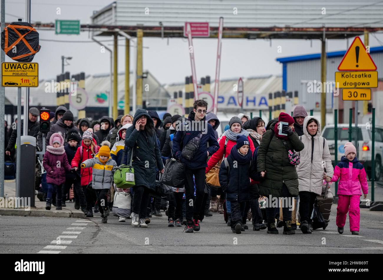 Korczowa, Poland. 04th Mar, 2022. Refugees cross the Ukrainian border ...