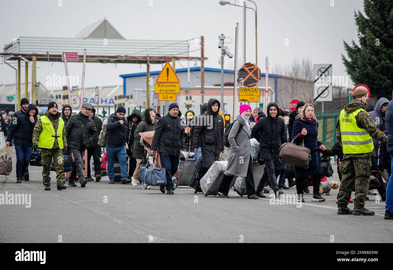 Korczowa, Poland. 04th Mar, 2022. Refugees cross the Ukrainian border ...