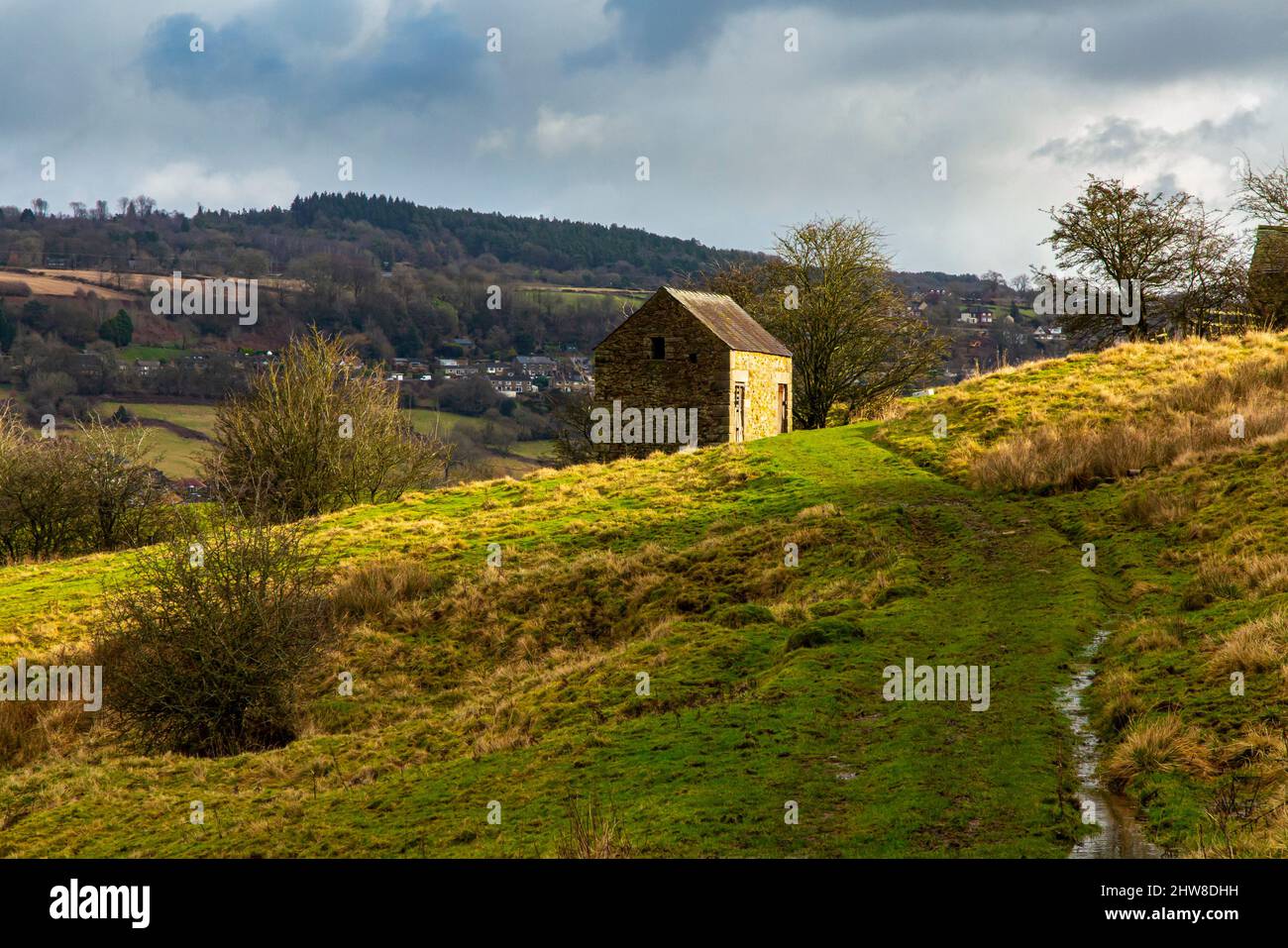 Field barn stone wall hi-res stock photography and images - Alamy