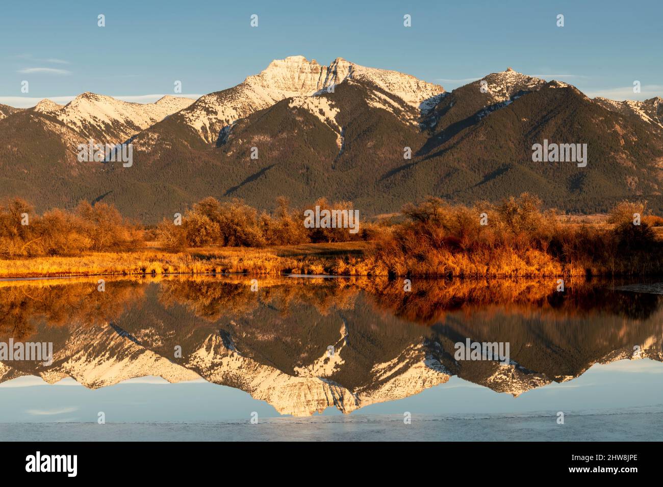 Reflections lakes hi-res stock photography and images - Alamy