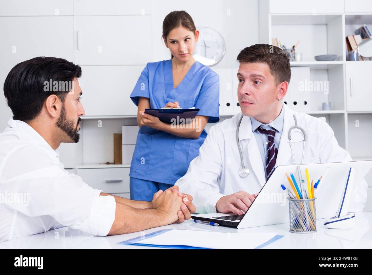 Doctor listening to patient complaints at clinic Stock Photo - Alamy