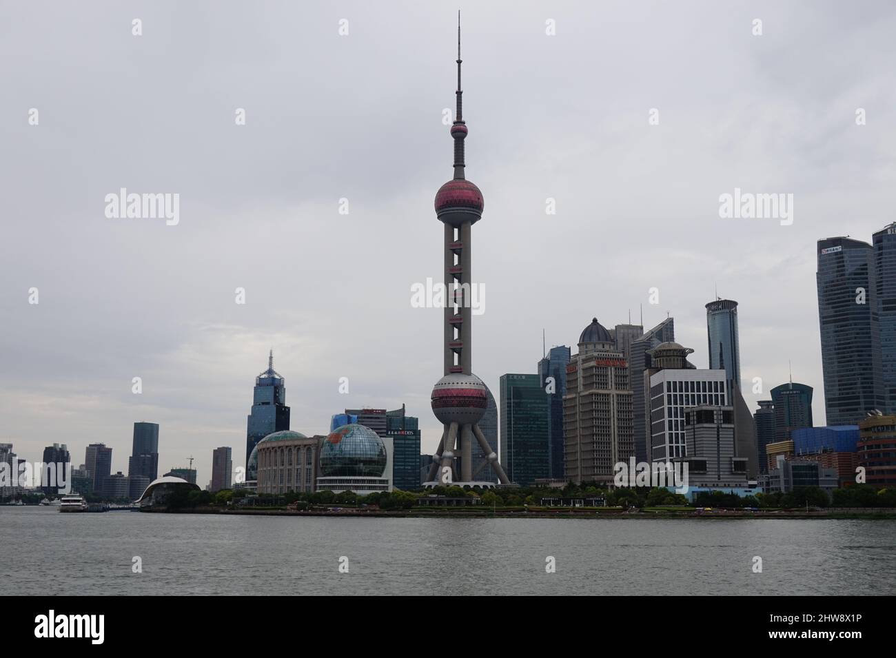 The bund the pudong skyline with the oriental pearl tower hi-res stock ...