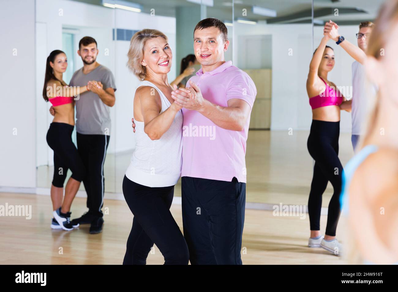 People salsa dance club hi-res stock photography and images - Alamy