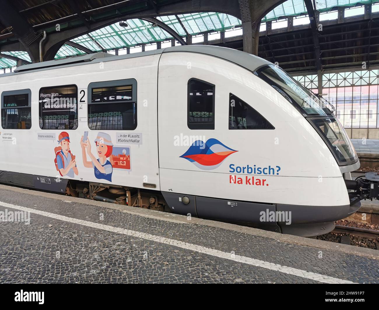 Ein Triebfahrzeug der Länderbahn als Botschafter der sorbischen Sprache ...