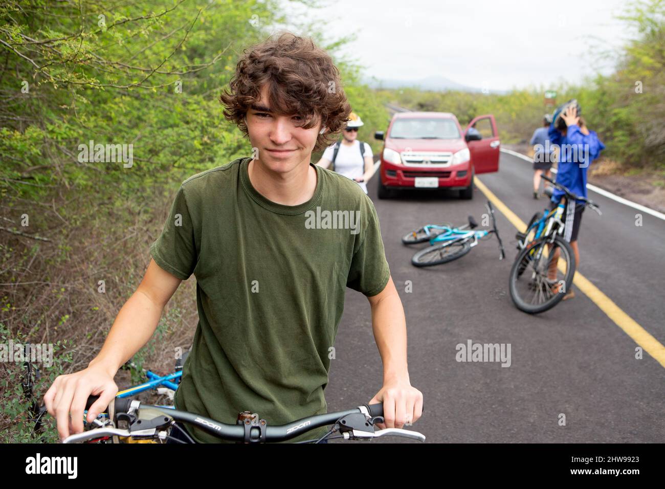 Teen cycling hi-res stock photography and images - Alamy