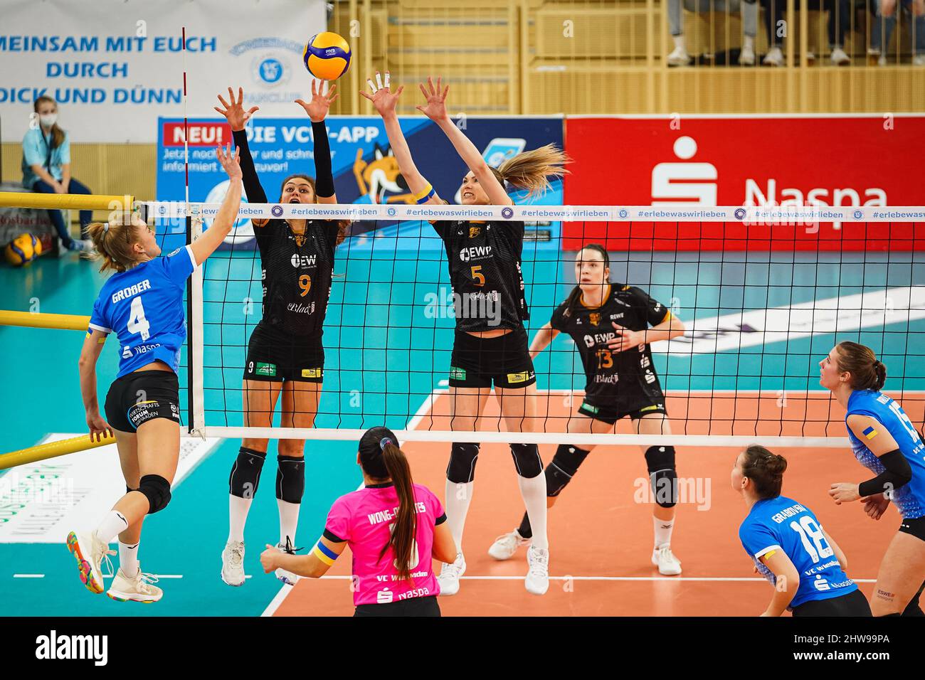 Wiesbaden, Germany. 04th Mar, 2022. Tanja Grosser (4 Wiesbaden) attacks ...