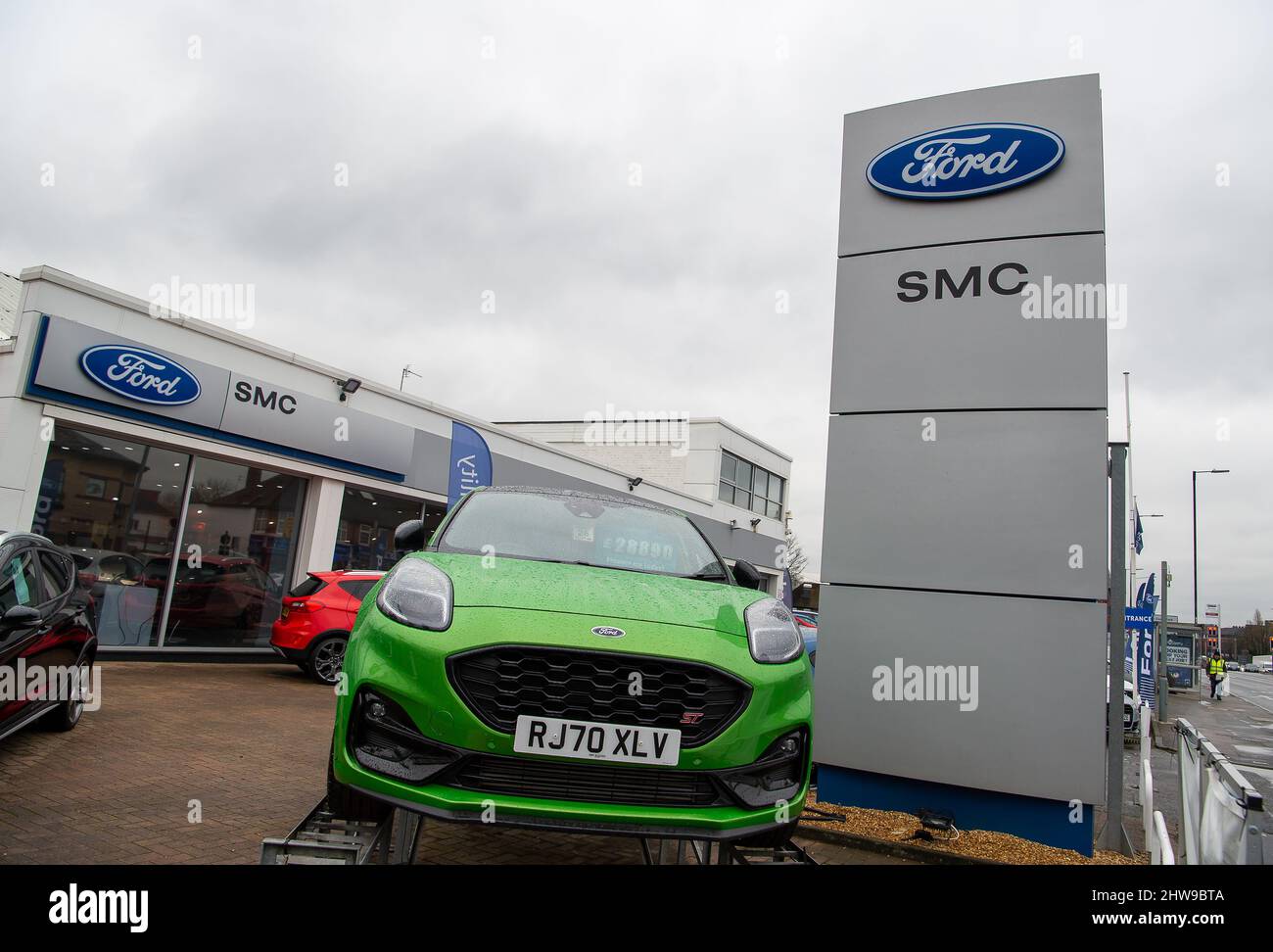 Ford car showroom hi-res stock photography and images - Alamy