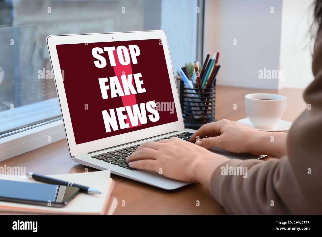 Woman refuse laptop hi-res stock photography and images - Alamy