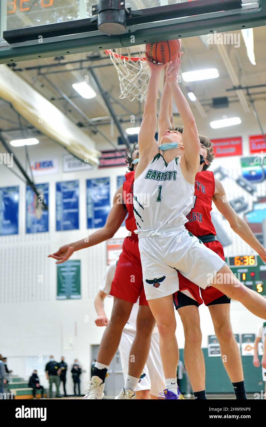 USA. Player striving to score with a short shot in front of an opponent ...