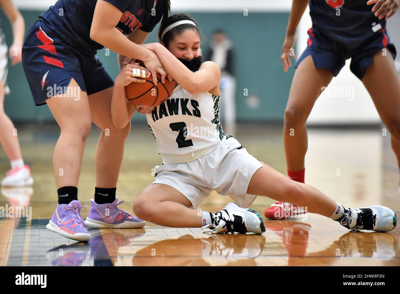 Girls playing basketball in gym hi-res stock photography and images - Alamy