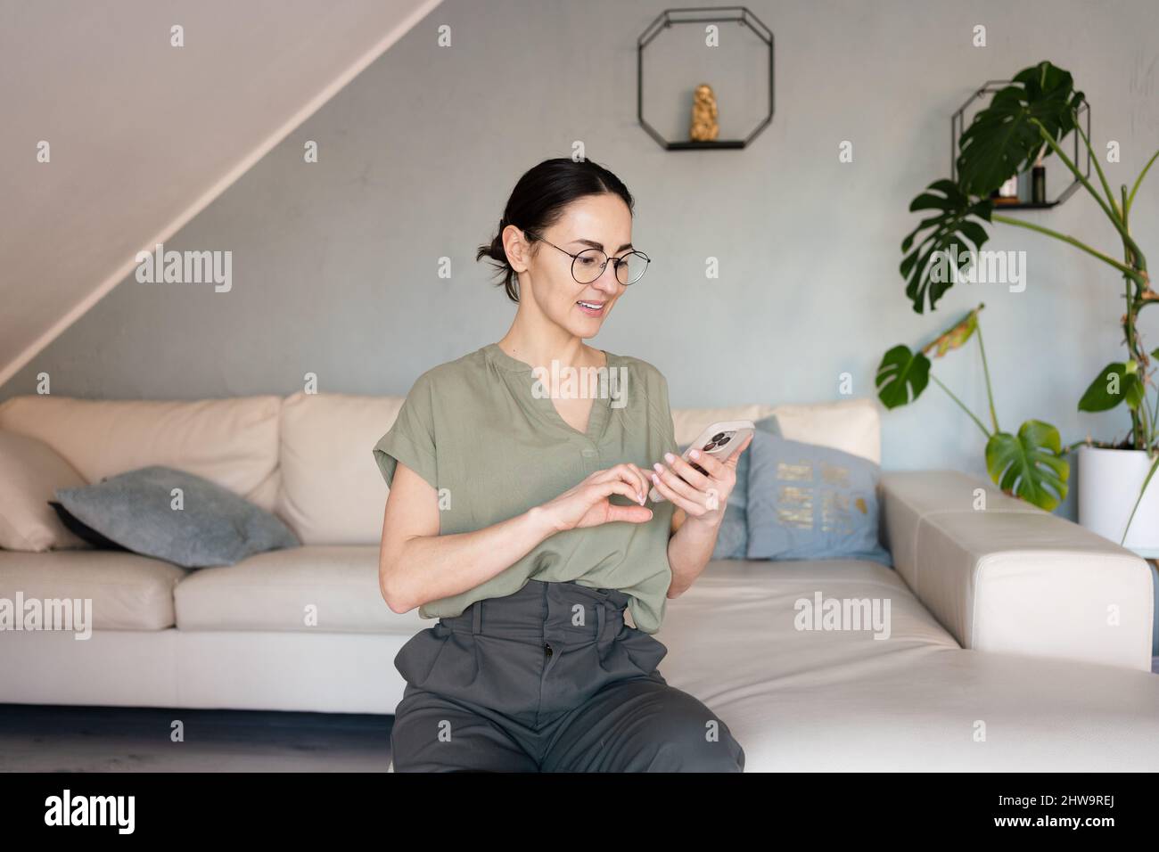 Woman answers phone hi-res stock photography and images - Alamy