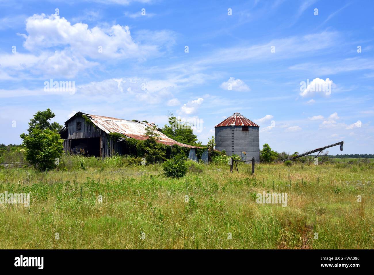 Broken silo hi-res stock photography and images - Alamy