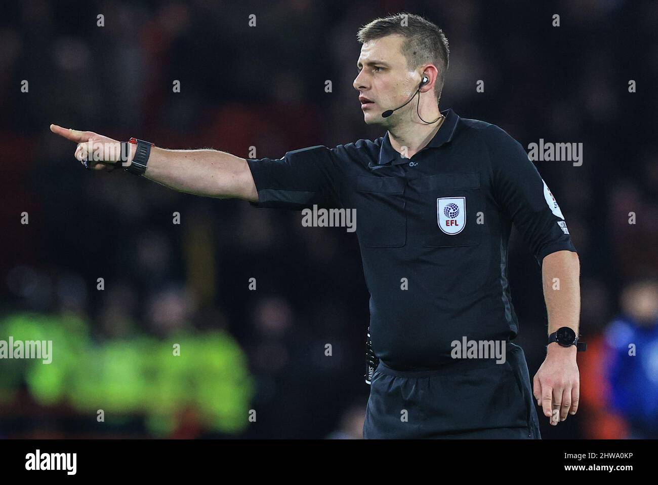 Referee Josh Smith gives instruction Stock Photo - Alamy
