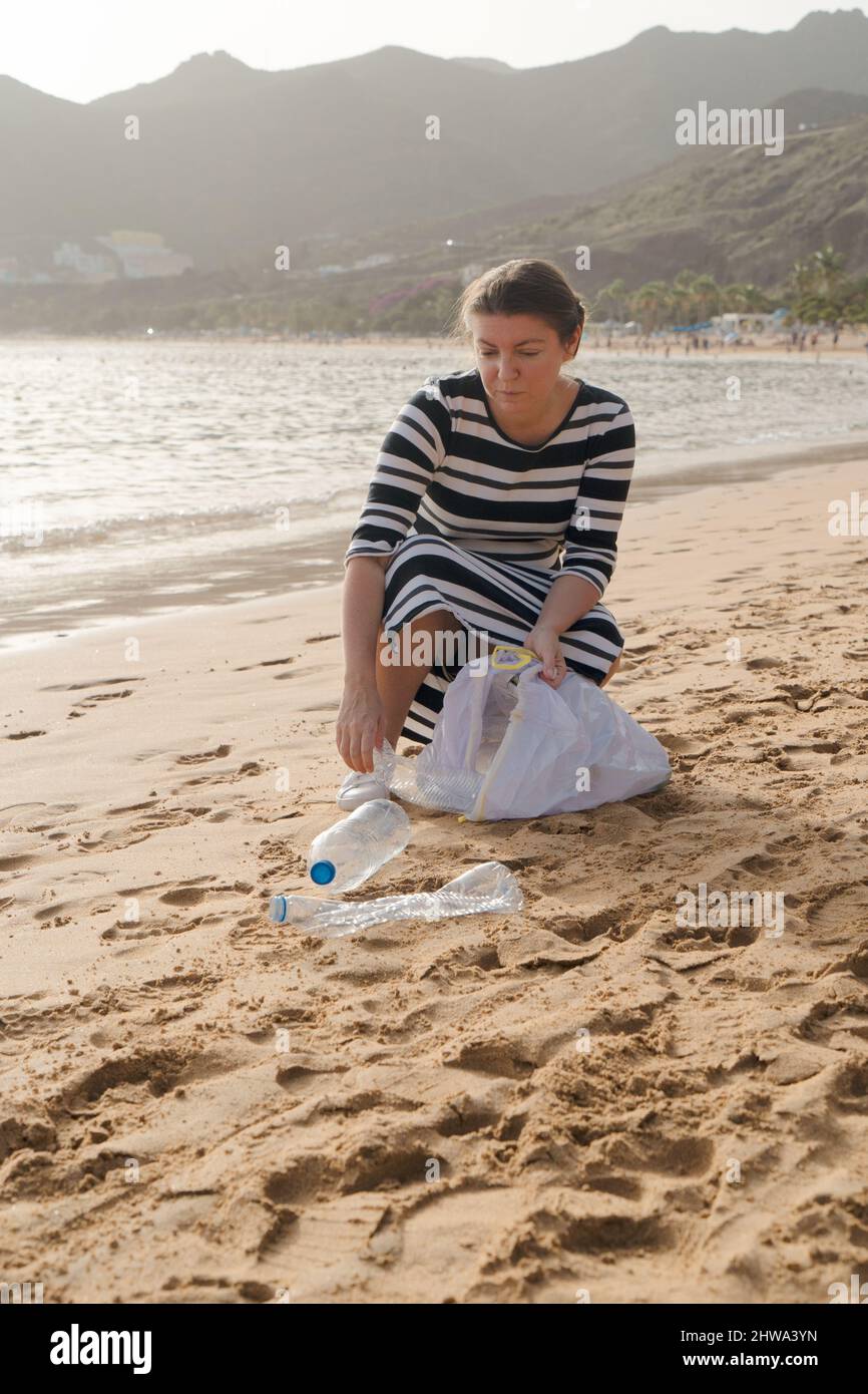 cleaning plastic on the beach Stock Photo - Alamy