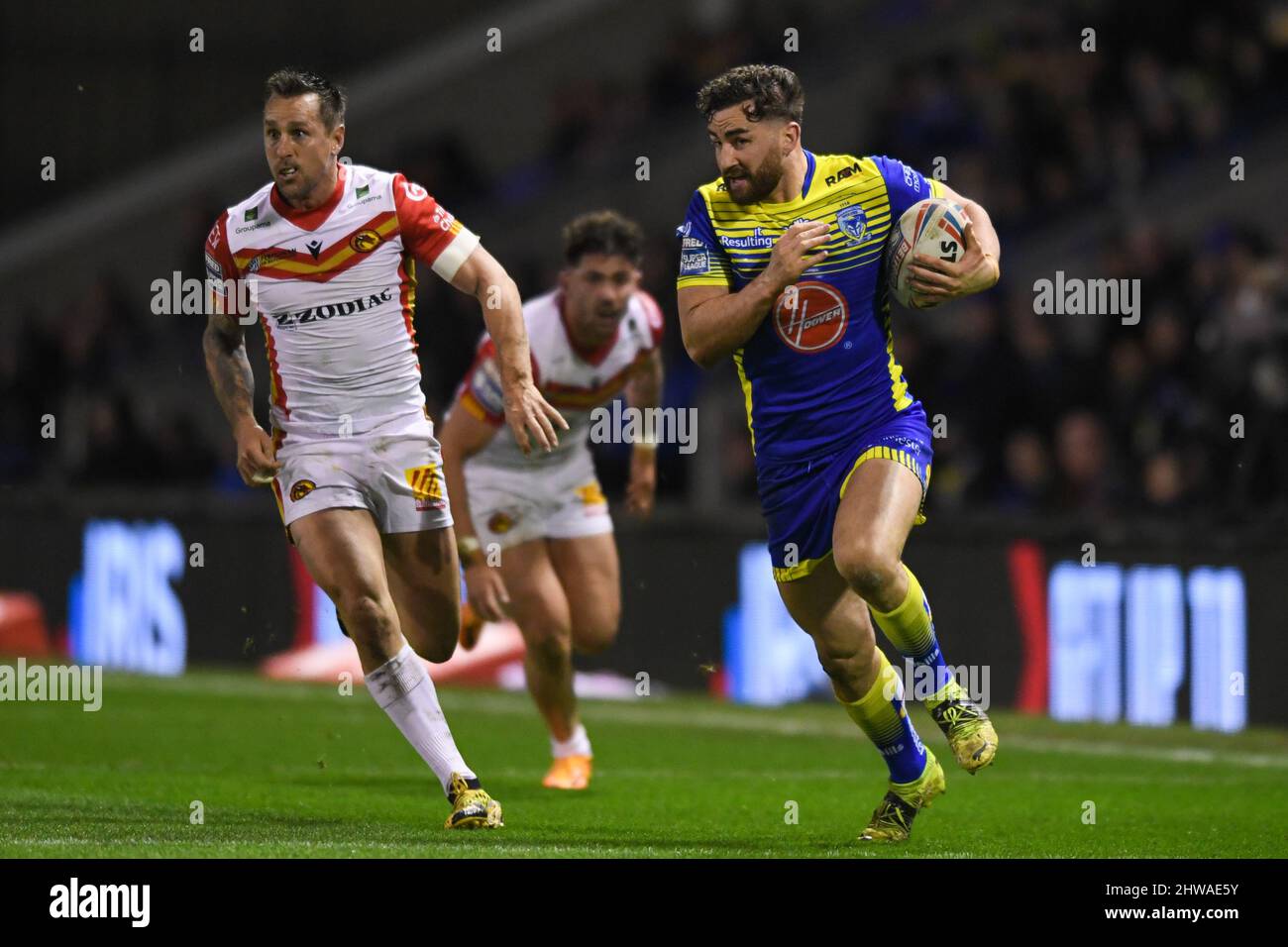 Toby King #4 of Warrington Wolves starts an attacking move Stock Photo ...
