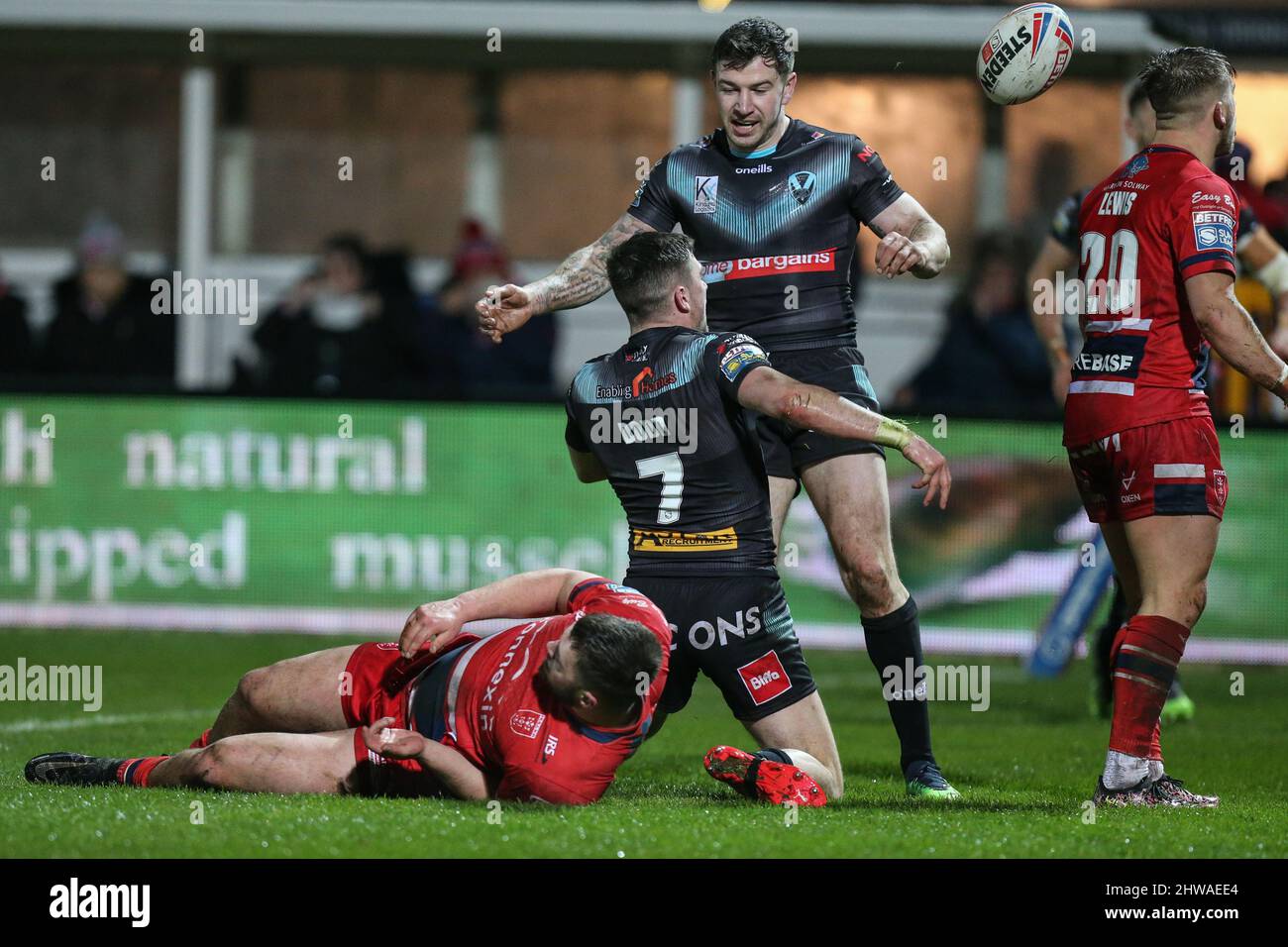Lewis Dodd (7) of St Helens celebrates his try Stock Photo - Alamy