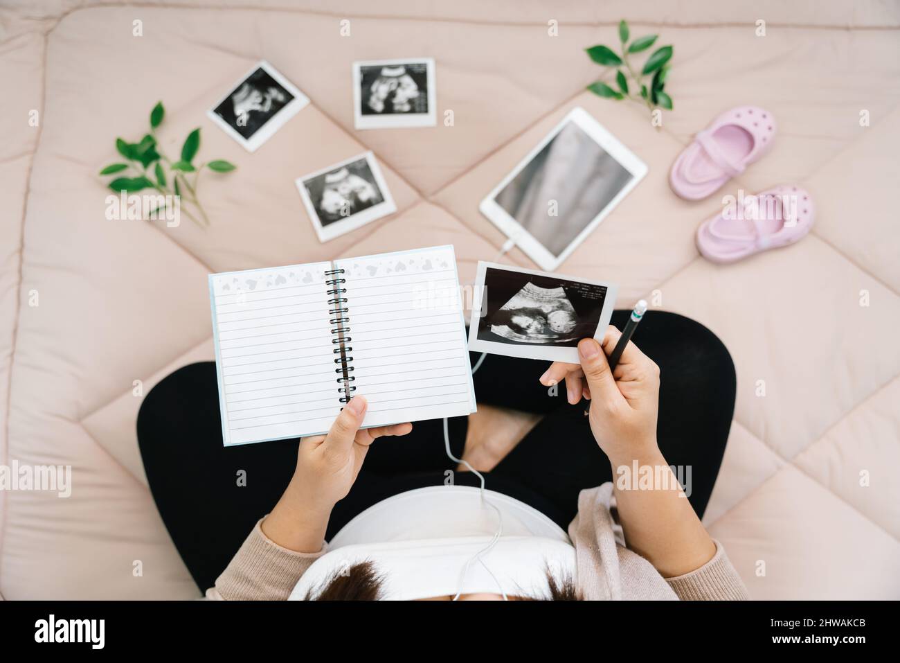 Pregnant teenager and nurse hi-res stock photography and images - Alamy