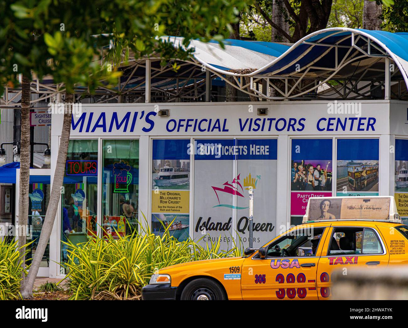 Official outlet hi-res stock photography and images - Alamy