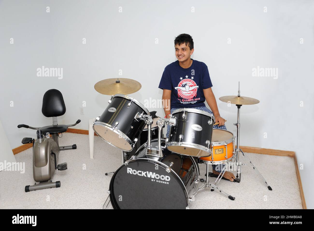Indian boy playing drums hi-res stock photography and images - Alamy