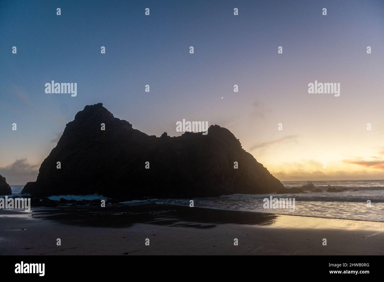 Impression of the keyhole arch rock at Pfeiffer beach around sunset ...