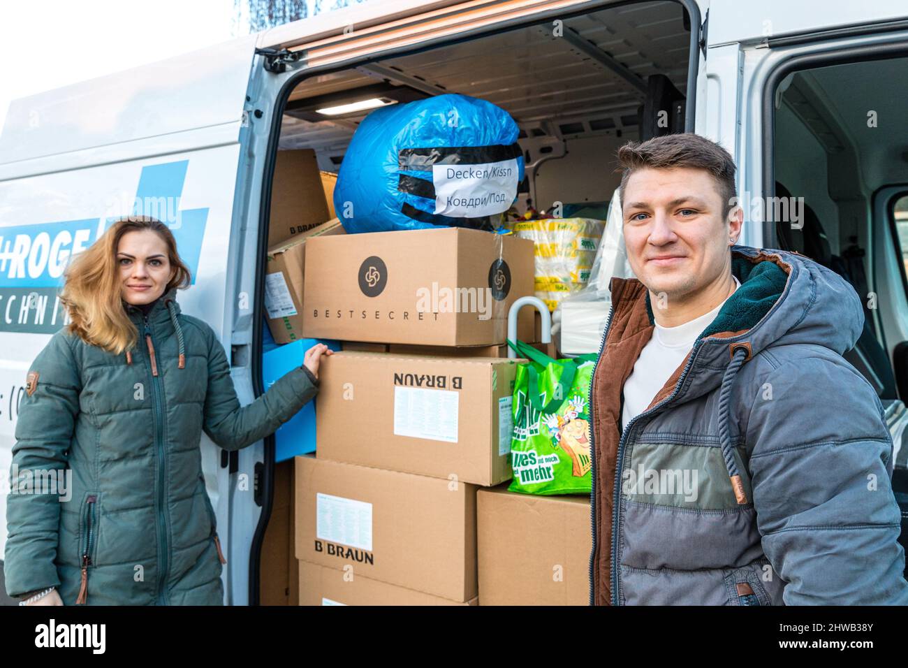 Cottbus, Germany. 05th Mar, 2022. Dmytro Zinchenko (r) from the Clinic for Anesthesiology and ...
