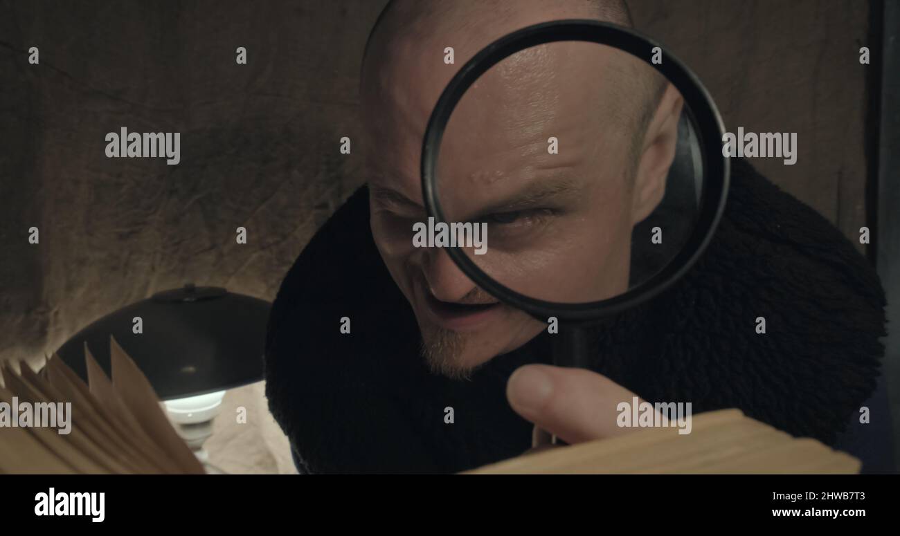Old man using magnifying glass hi-res stock photography and images - Alamy