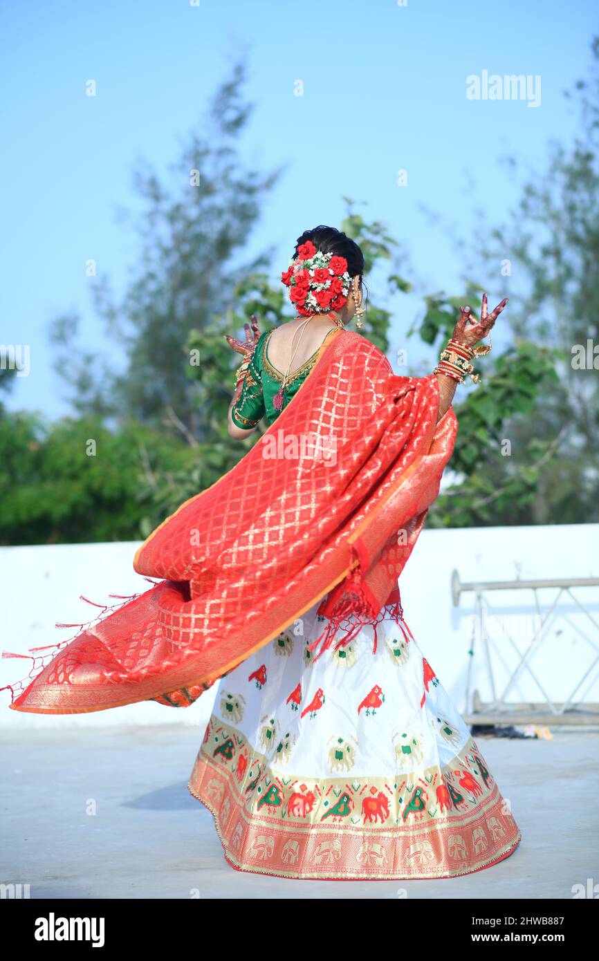 Gujarati women dancing Stock Photo - Alamy