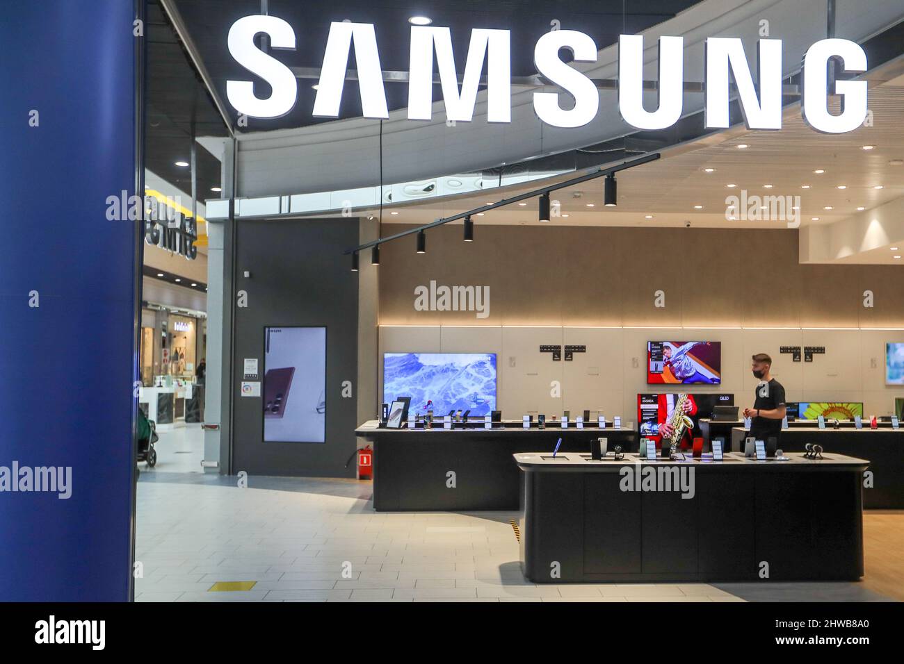 St. Petersburg, Russia. 05th Mar, 2022. A Samsung store in a shopping ...