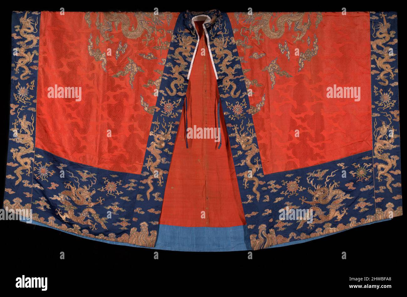 Daoist priests robe hi-res stock photography and images - Alamy