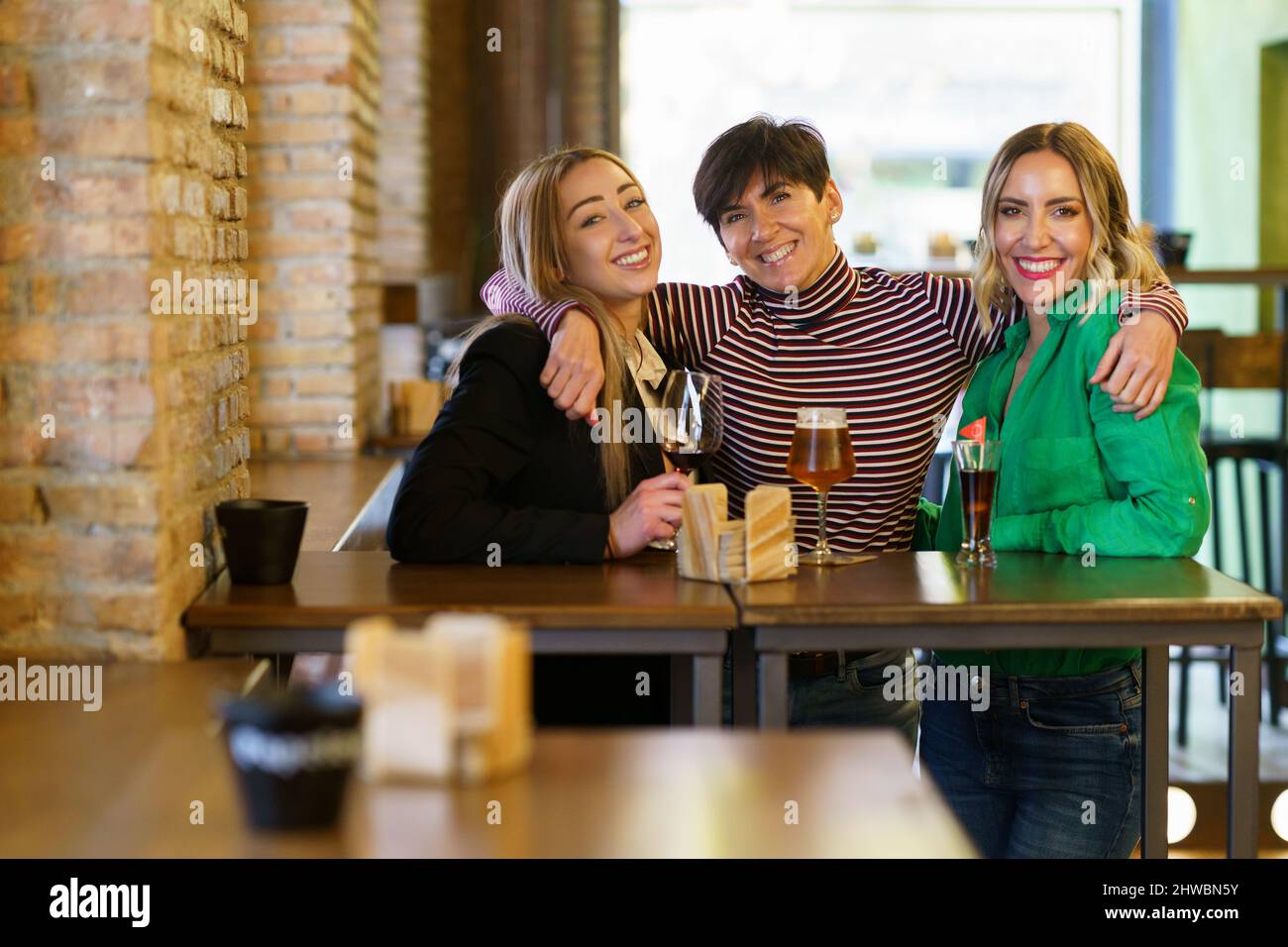 Women happy bar hi-res stock photography and images - Alamy
