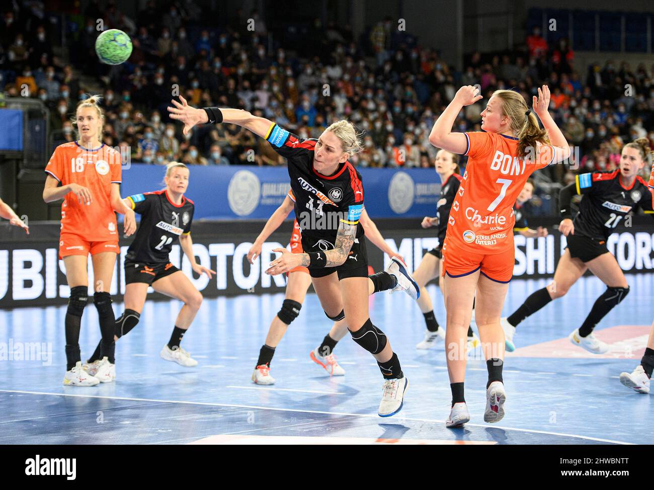 Litter by Luisa SCHULZE (GER) versus Debbie Bont r. (NED), duels ...