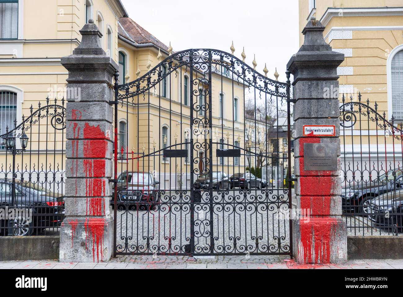 Driveway chain entrance hi-res stock photography and images - Alamy