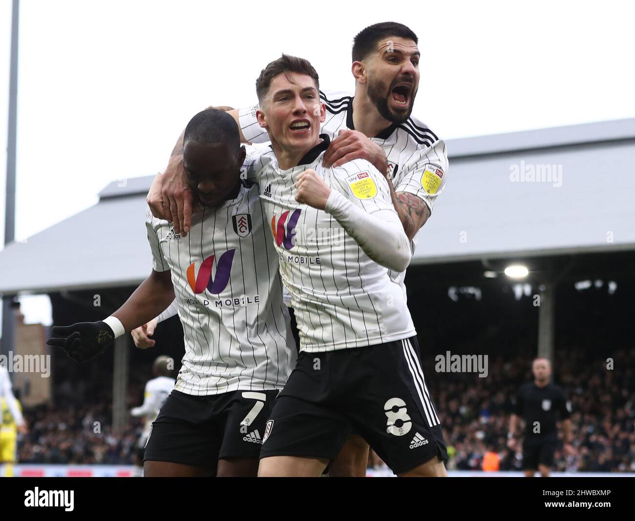 London, England, 5th March 2022. Neeskens Kebano of Fulham (L ...