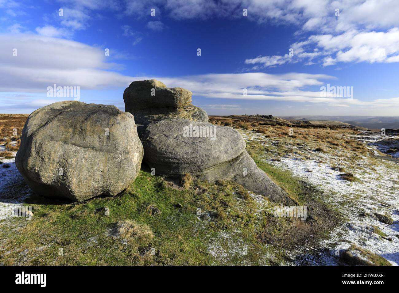 View over rock formations on Kinder Scout, Pennine Way, Derbyshire ...