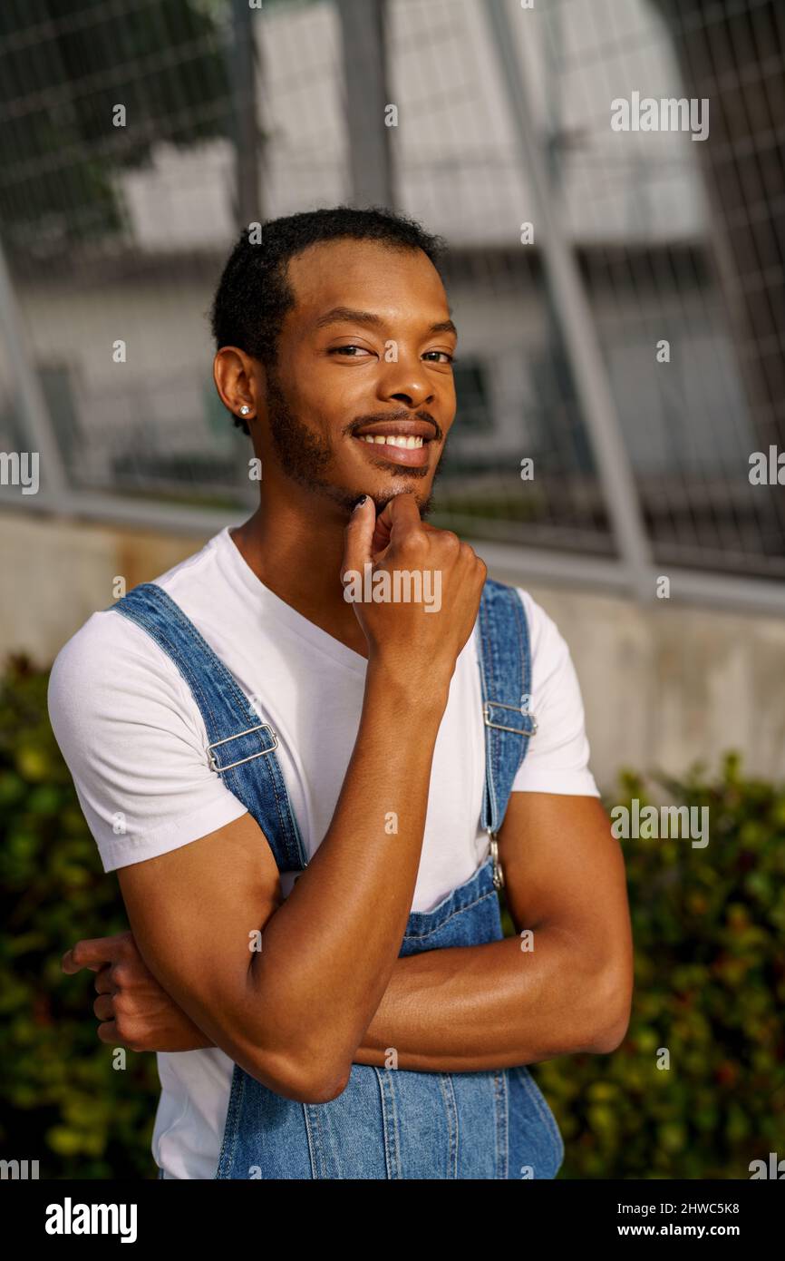Hand under her chin hi-res stock photography and images - Alamy