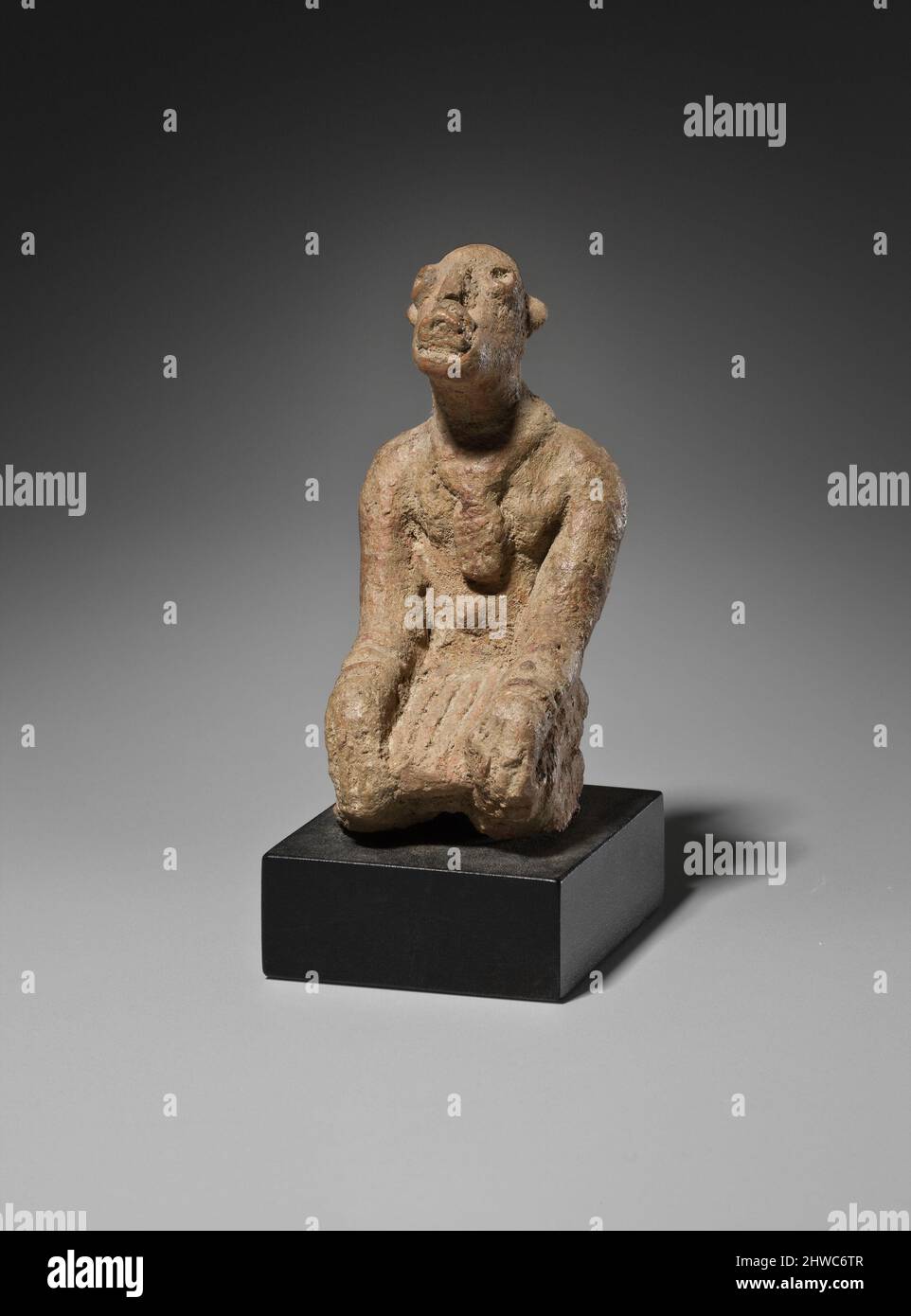 Kneeling female figure sculpture hi-res stock photography and images ...