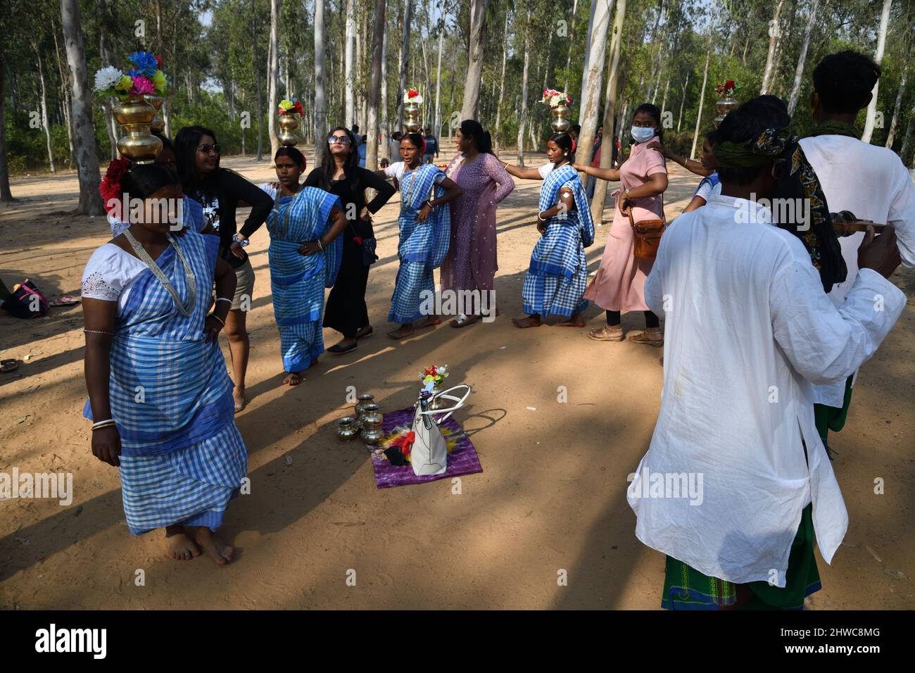 Santhal dance in indian tribal dance hi-res stock photography and ...