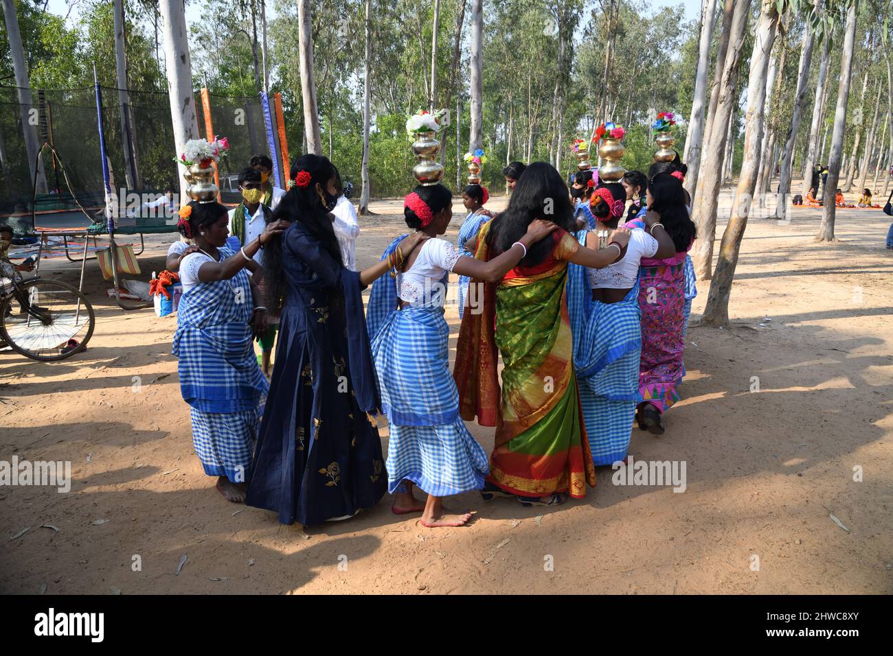 Santhal dance in indian tribal dance hi-res stock photography and ...