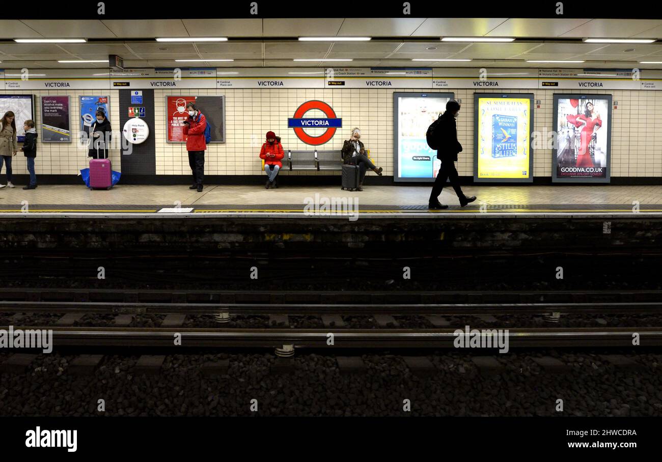 Inside victoria station london england hi-res stock photography and ...