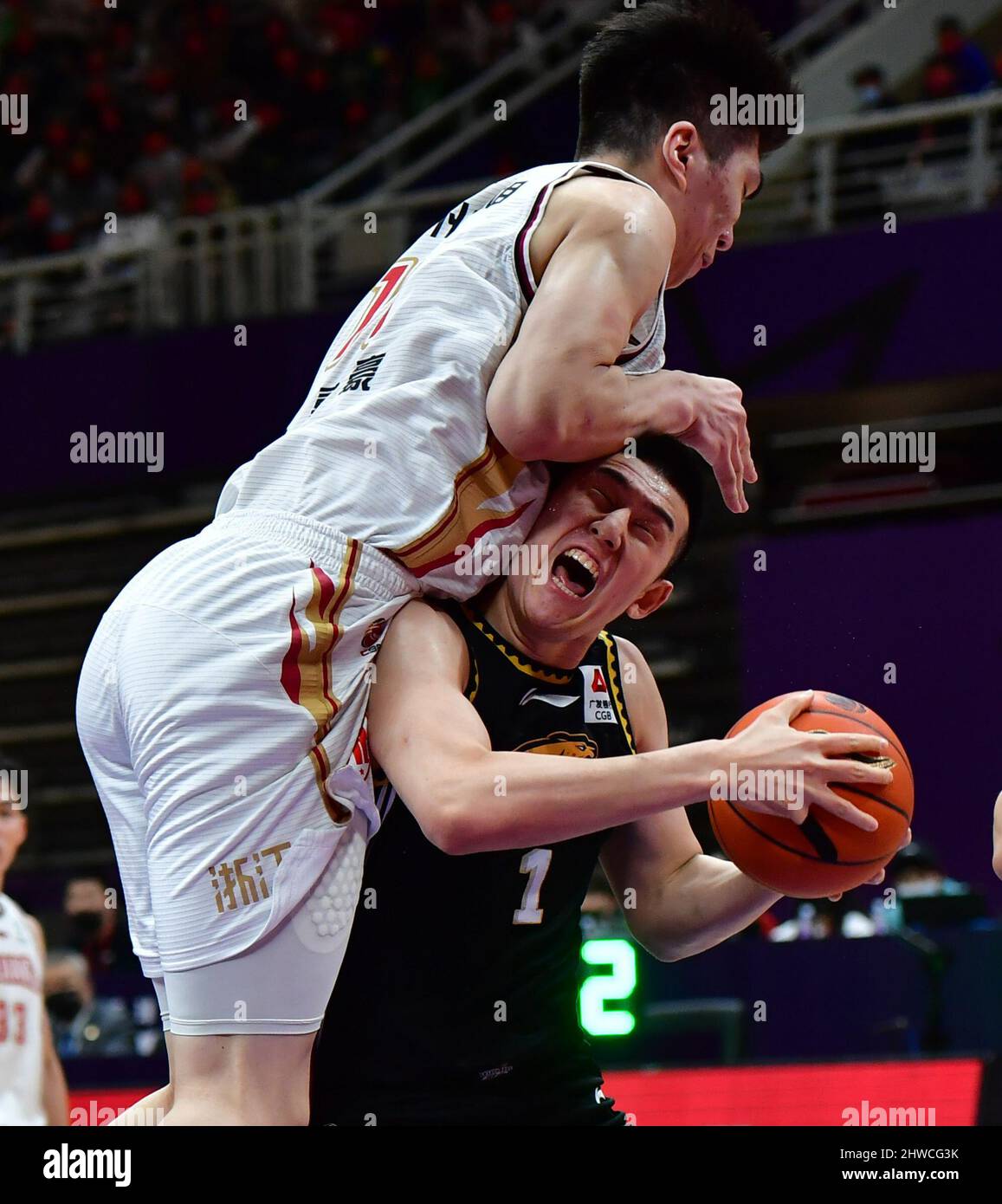 Shenyang. 5th Mar, 2022. Fu Hao (R) of Liaoning Flying Leopards ...