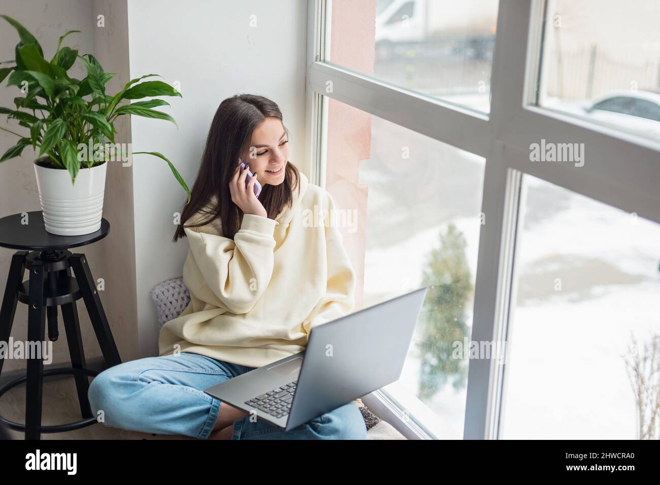 Lady answering the phone hi-res stock photography and images - Alamy