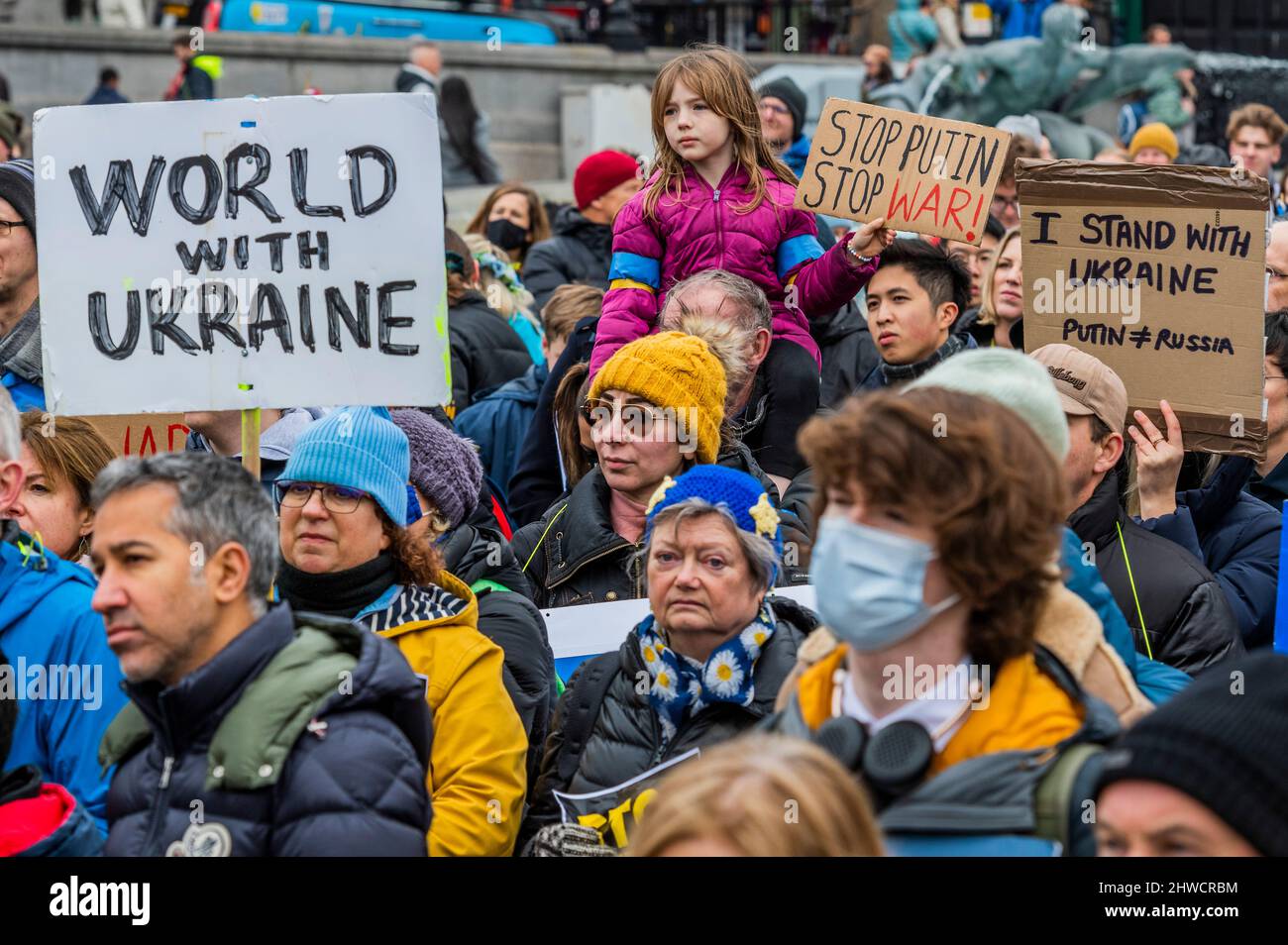 London, UK. 5th Mar, 2022. Ukranians and supporters gather between ...