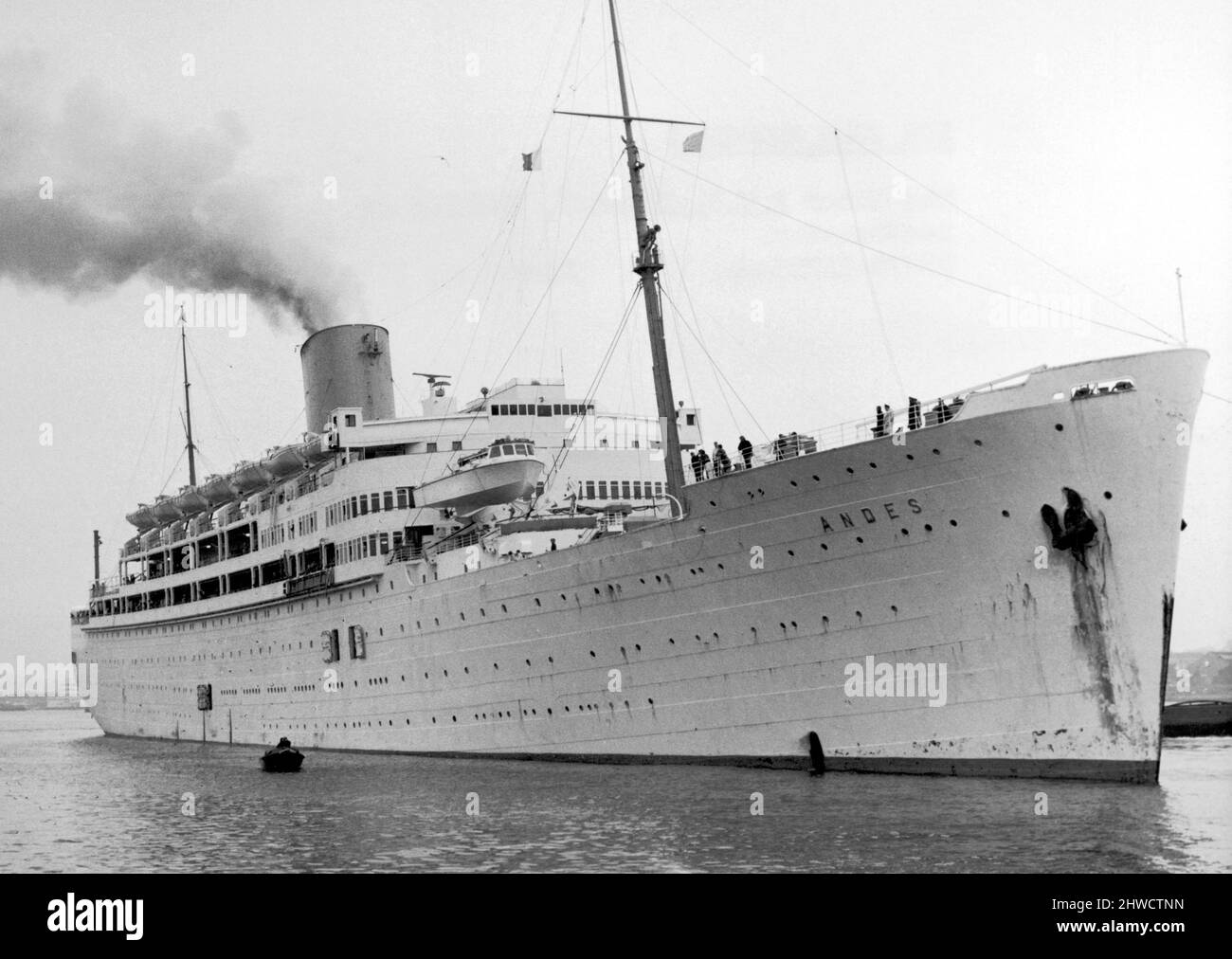 The Liner RMS 'Andes', seen docking at Southampton. December 1970 Stock ...