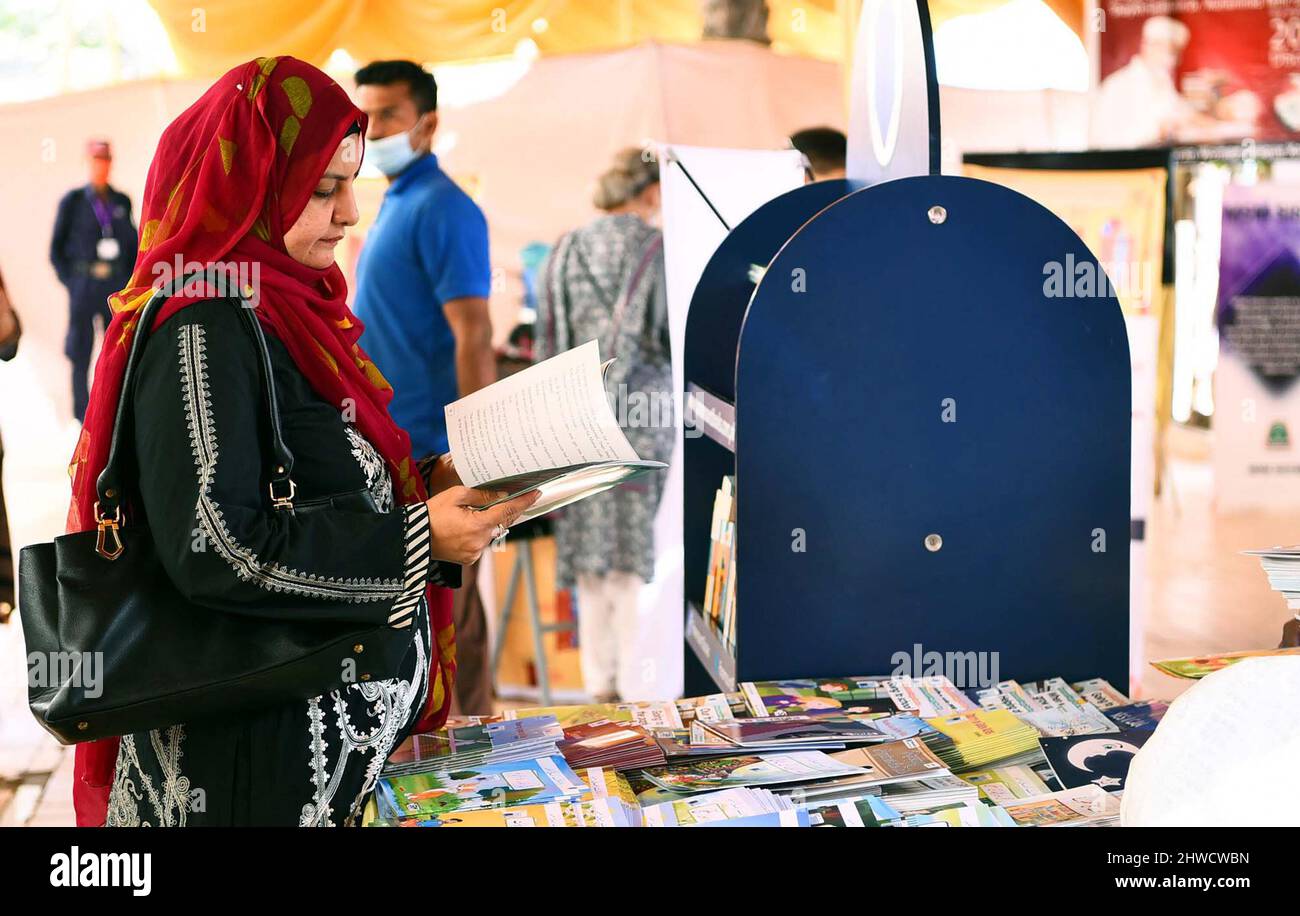 Visitors take keen interest in books at stalls during Karachi ...